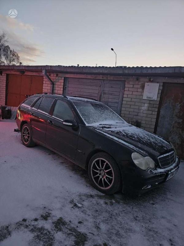 Black Mercedes-Benz C 180 2004 in Siauliai, with an engine capacity of 1.80 L and mileage of 333333 thousand km for 850 €, photo 1 on AUTOMOTO.COM.LV