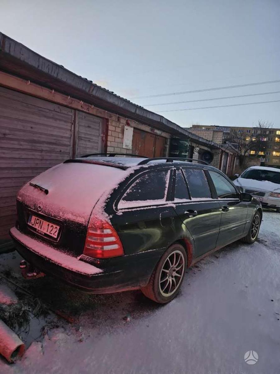 Черный Мерседес Ц 180 2004 в Шяуляй, объемом двигателя 1.80 л и пробегом 333333 тыс. км за 850 €, фото 2 на AUTOMOTO.COM.LV