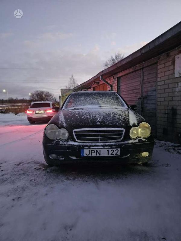 Black Mercedes-Benz C 180 2004 in Siauliai, with an engine capacity of 1.80 L and mileage of 333333 thousand km for 850 €, photo 3 on AUTOMOTO.COM.LV