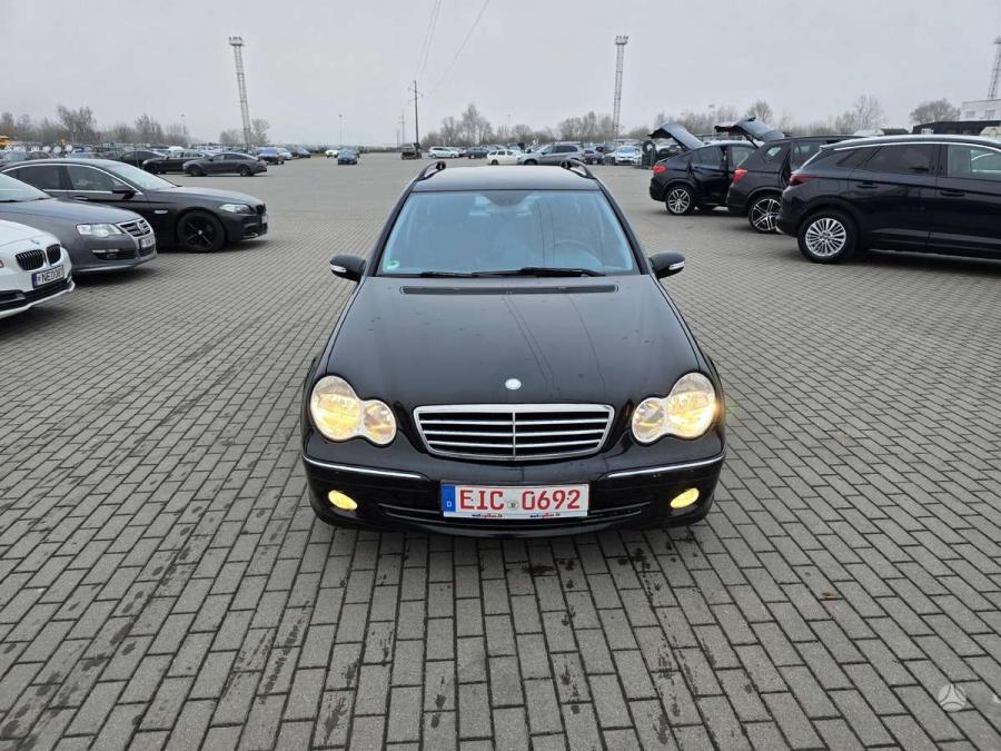 Melns Mercedes-Benz C 180 2005 Marijampole, ar dzinēja tilpumu 1.80 L un nobraukumu 170 tūkst. km par 1700 €, foto 2 vietnē AUTOMOTO.COM.LV