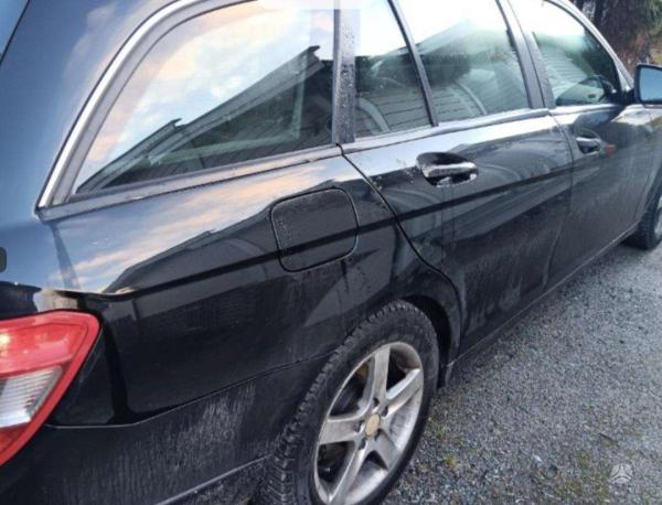 Melns Mercedes-Benz C 180 2008 Kauņa, ar dzinēja tilpumu 1.80 L un nobraukumu 182 tūkst. km par 1850 €, foto 3 vietnē AUTOMOTO.COM.LV
