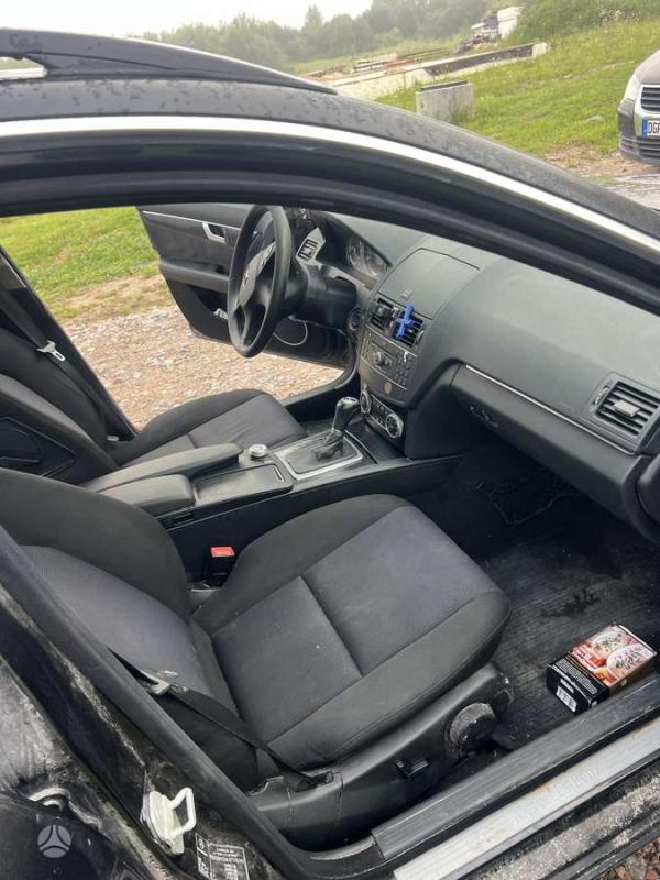 Black Mercedes-Benz C 180 2008 in Klaipeda, with an engine capacity of 1.80 L and mileage of 399 thousand km for 2850 €, photo 5 on AUTOMOTO.COM.LV