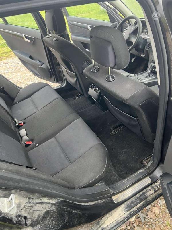 Black Mercedes-Benz C 180 2008 in Klaipeda, with an engine capacity of 1.80 L and mileage of 399 thousand km for 2850 €, photo 6 on AUTOMOTO.COM.LV