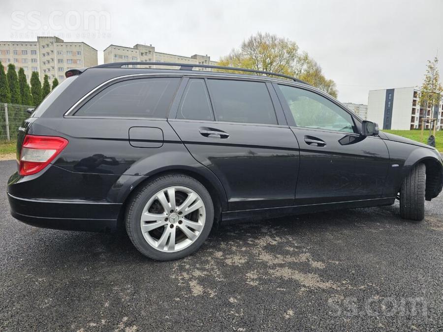 Black Mercedes-Benz C 180 2009 in Jelgava, with an engine capacity of 1.60 L and mileage of 245 thousand km for 2950 €, photo 3 on AUTOMOTO.COM.LV