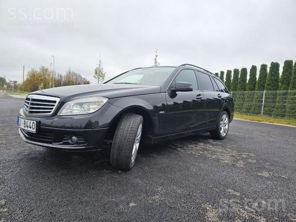 Black Mercedes-Benz C 180 2009 in Jelgava, with an engine capacity of 1.60 L and mileage of 245 thousand km for 2950 €, photo 4 on AUTOMOTO.COM.LV