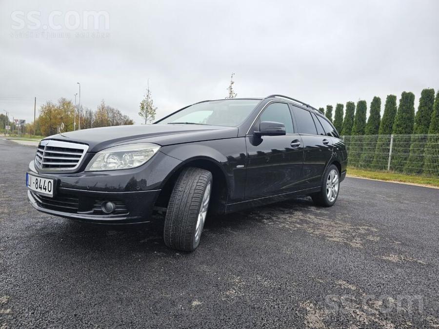 Black Mercedes-Benz C 180 2009 in Jelgava, with an engine capacity of 1.60 L and mileage of 245 thousand km for 2950 €, photo 4 on AUTOMOTO.COM.LV