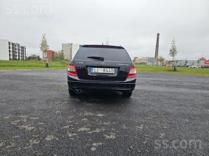 Black Mercedes-Benz C 180 2009 in Jelgava, with an engine capacity of 1.60 L and mileage of 245 thousand km for 2950 €, photo 5 on AUTOMOTO.COM.LV