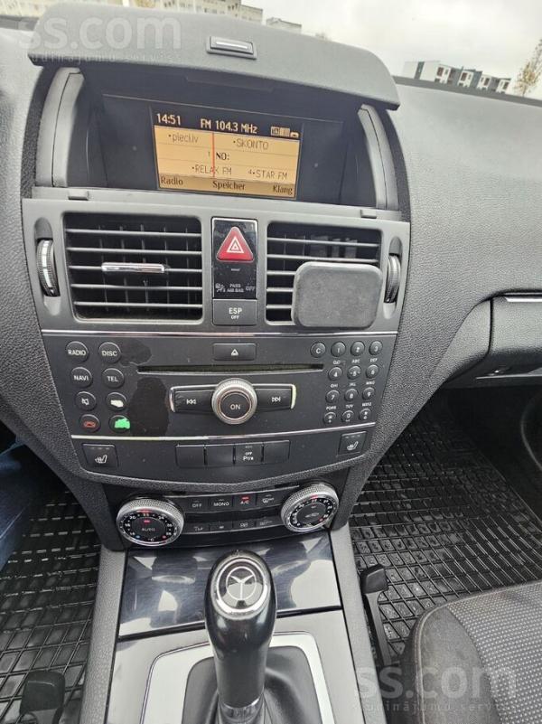 Black Mercedes-Benz C 180 2009 in Jelgava, with an engine capacity of 1.60 L and mileage of 245 thousand km for 2950 €, photo 6 on AUTOMOTO.COM.LV