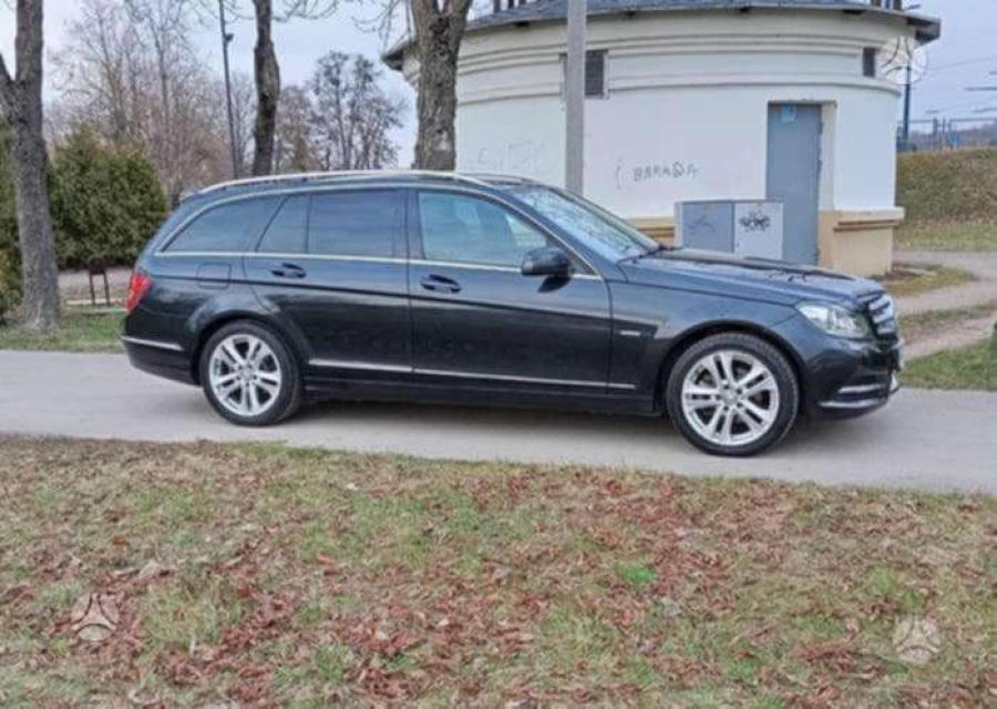 Melns Mercedes-Benz C 180 2011 Kauņa, ar dzinēja tilpumu 1.80 L un nobraukumu 310 tūkst. km par 5650 €, foto 4 vietnē AUTOMOTO.COM.LV