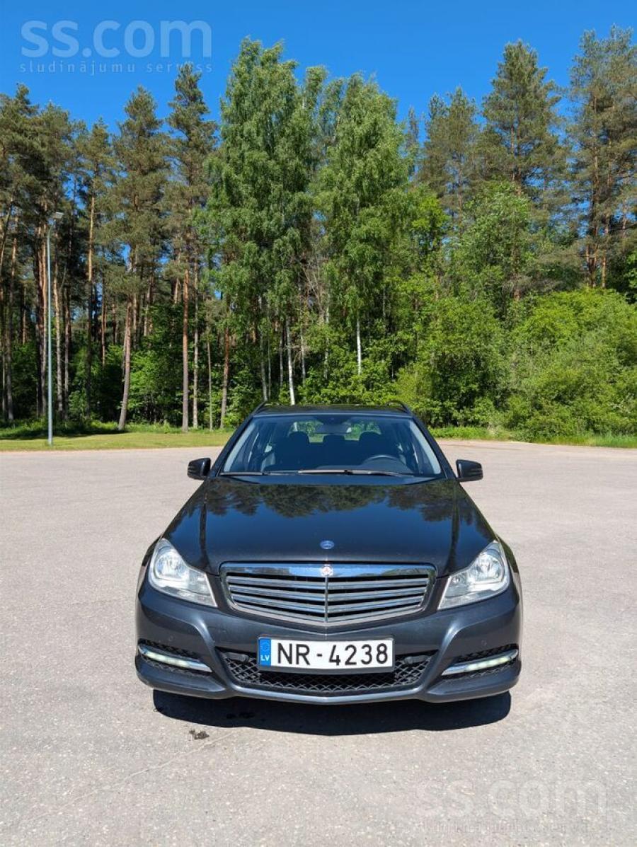Black Mercedes-Benz C 180 2011 in Riga, with an engine capacity of 2.20 L and mileage of 372 thousand km for 5500 €, photo 3 on AUTOMOTO.COM.LV