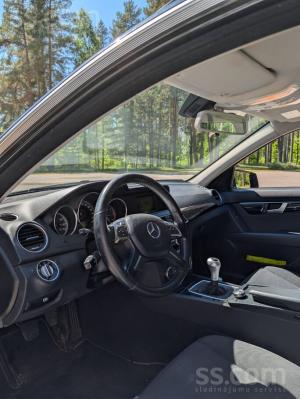 Black Mercedes-Benz C 180 2011 in Riga, with an engine capacity of 2.20 L and mileage of 372 thousand km for 5500 €, photo 8 on AUTOMOTO.COM.LV