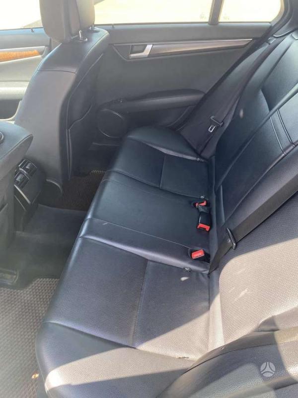 Melns Mercedes-Benz C 180 2011 Viļņa, ar dzinēja tilpumu 2.14 L un nobraukumu 481 tūkst. km par 3700 €, foto 8 vietnē AUTOMOTO.COM.LV