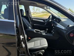 Melns Mercedes-Benz C 180 2012 Liepāja, ar dzinēja tilpumu 1.80 L un nobraukumu 160 tūkst. km par 7400 €, foto 15 vietnē AUTOMOTO.COM.LV