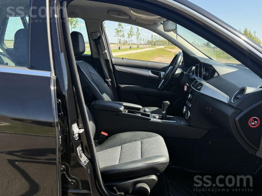 Melns Mercedes-Benz C 180 2012 Liepāja, ar dzinēja tilpumu 1.80 L un nobraukumu 160 tūkst. km par 7400 €, foto 15 vietnē AUTOMOTO.COM.LV