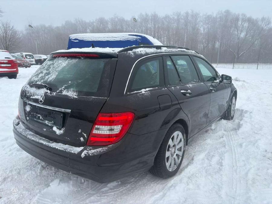 Black Mercedes-Benz C 180 2013 in Taurage, with an engine capacity of 2.14 L and mileage of 285 thousand km for 4200 €, photo 5 on AUTOMOTO.COM.LV