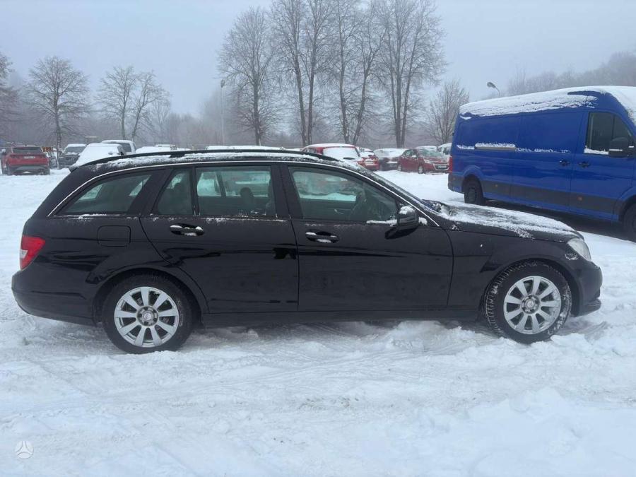 Black Mercedes-Benz C 180 2013 in Taurage, with an engine capacity of 2.14 L and mileage of 285 thousand km for 4200 €, photo 6 on AUTOMOTO.COM.LV