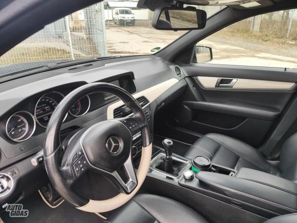 Melns Mercedes-Benz C 180 2013 Viļņa, ar dzinēja tilpumu 2.10 L un nobraukumu 332 tūkst. km par 3950 €, foto 9 vietnē AUTOMOTO.COM.LV