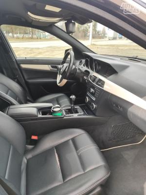 Melns Mercedes-Benz C 180 2013 Viļņa, ar dzinēja tilpumu 2.10 L un nobraukumu 332 tūkst. km par 3950 €, foto 13 vietnē AUTOMOTO.COM.LV