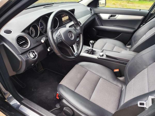 Black Mercedes-Benz C 180 2013 in Pakruojis, with an engine capacity of 2.14 L and mileage of 150 thousand km for 5300 €, photo 5 on AUTOMOTO.COM.LV