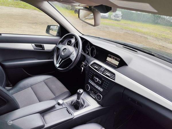 Black Mercedes-Benz C 180 2013 in Pakruojis, with an engine capacity of 2.14 L and mileage of 150 thousand km for 5300 €, photo 7 on AUTOMOTO.COM.LV