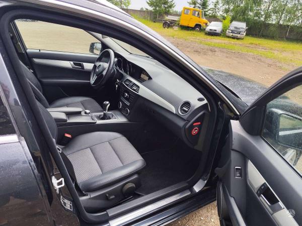 Black Mercedes-Benz C 180 2013 in Pakruojis, with an engine capacity of 2.14 L and mileage of 150 thousand km for 5300 €, photo 10 on AUTOMOTO.COM.LV