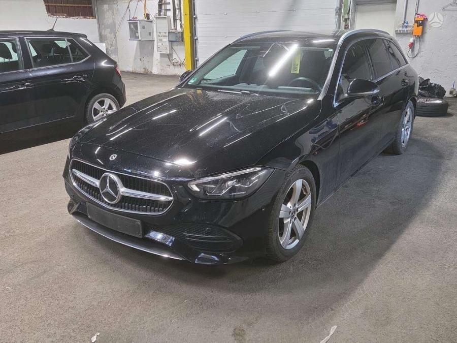 Melns Mercedes-Benz C 180 2021 Viļņa, ar dzinēja tilpumu 1.50 L un nobraukumu 124 tūkst. km par 22265 €, foto 1 vietnē AUTOMOTO.COM.LV