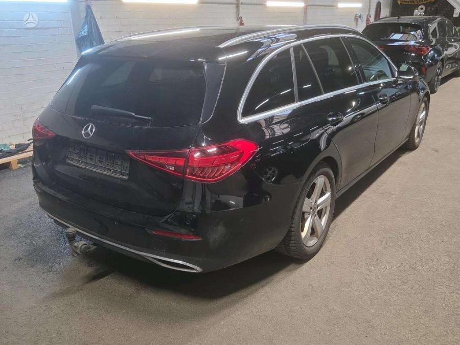 Melns Mercedes-Benz C 180 2021 Viļņa, ar dzinēja tilpumu 1.50 L un nobraukumu 124 tūkst. km par 22265 €, foto 3 vietnē AUTOMOTO.COM.LV