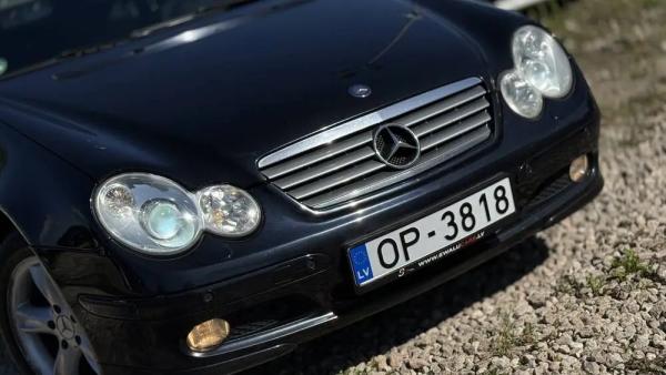 Blue Mercedes-Benz C 180 2004 in Jelgava, with an engine capacity of 1.80 L and mileage of 276 thousand km for 2990 €, photo 5 on AUTOMOTO.COM.LV