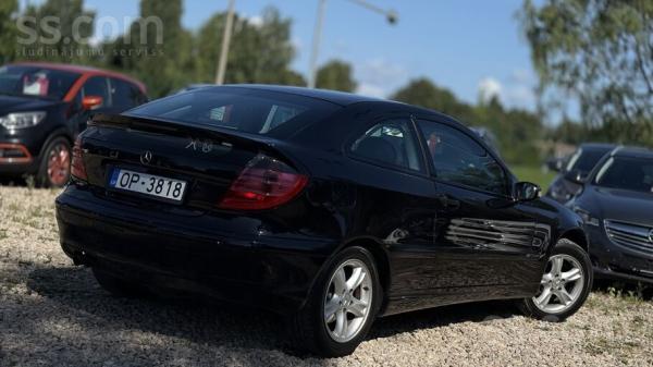 Blue Mercedes-Benz C 180 2004 in Jelgava, with an engine capacity of 1.80 L and mileage of 276 thousand km for 2990 €, photo 3 on AUTOMOTO.COM.LV