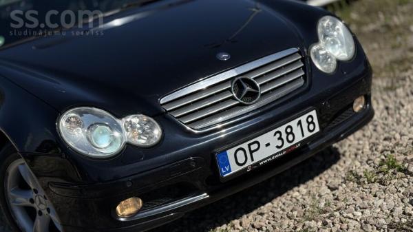 Blue Mercedes-Benz C 180 2004 in Jelgava, with an engine capacity of 1.80 L and mileage of 276 thousand km for 2990 €, photo 5 on AUTOMOTO.COM.LV