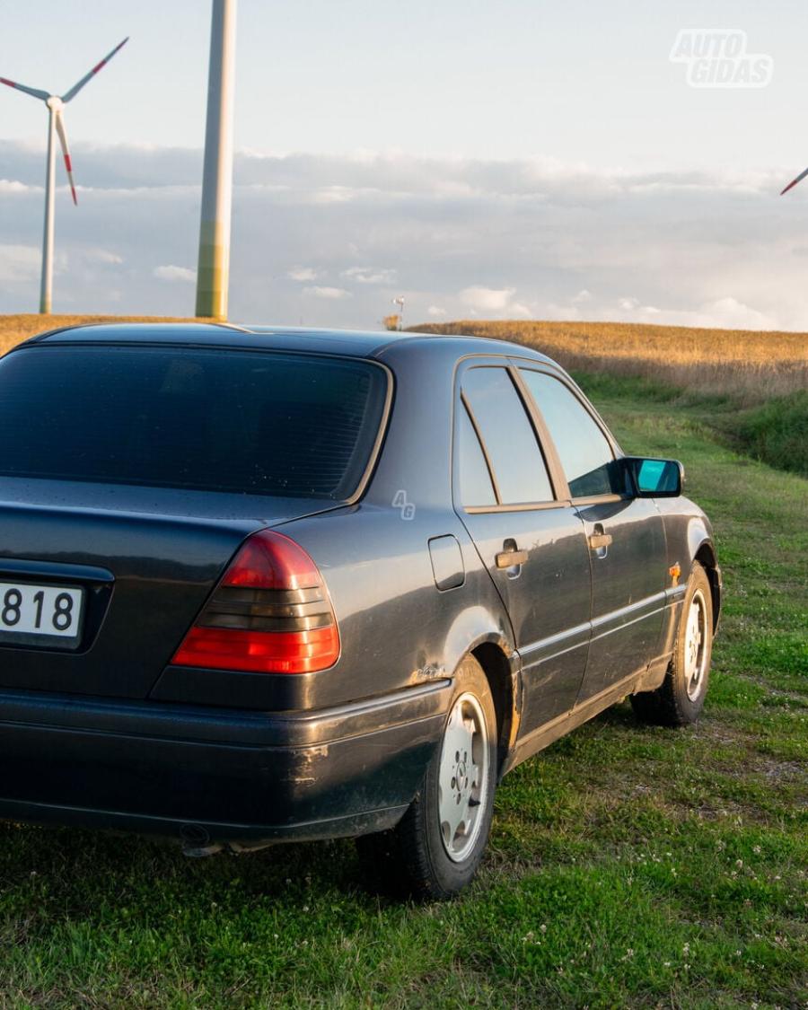 Синий Мерседес Ц 180 1996 в Кретинга, объемом двигателя 1.80 л и пробегом 361 тыс. км за 999 €, фото 3 на AUTOMOTO.COM.LV