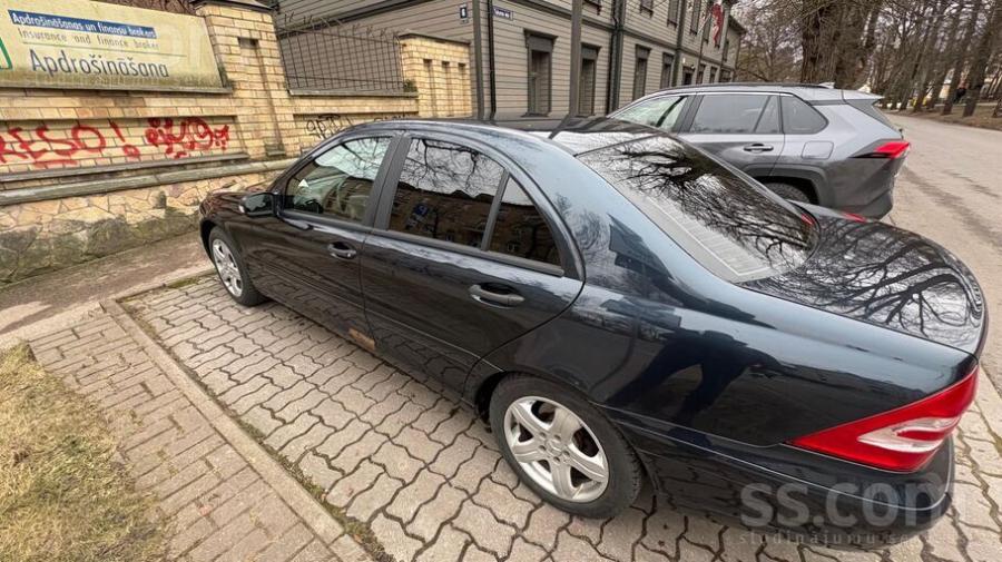 Zils Mercedes-Benz C 180 2001 Rīga, ar dzinēja tilpumu 1.60 L un nobraukumu 207 tūkst. km par 1400 €, foto 1 vietnē AUTOMOTO.COM.LV