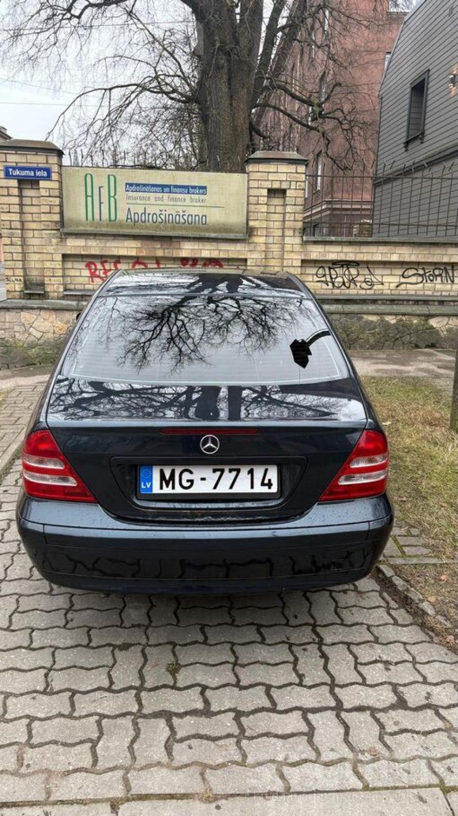 Zils Mercedes-Benz C 180 2001 Rīga, ar dzinēja tilpumu 1.60 L un nobraukumu 207 tūkst. km par 1400 €, foto 7 vietnē AUTOMOTO.COM.LV