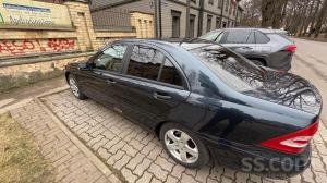 Zils Mercedes-Benz C 180 2001 Rīga, ar dzinēja tilpumu 2.00 L un nobraukumu 207 tūkst. km par 1200 €, foto  vietnē AUTOMOTO.COM.LV