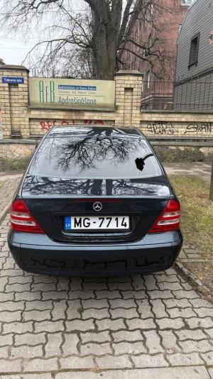 Zils Mercedes-Benz C 180 2001 Rīga, ar dzinēja tilpumu 2.00 L un nobraukumu 207 tūkst. km par 1200 €, foto 7 vietnē AUTOMOTO.COM.LV
