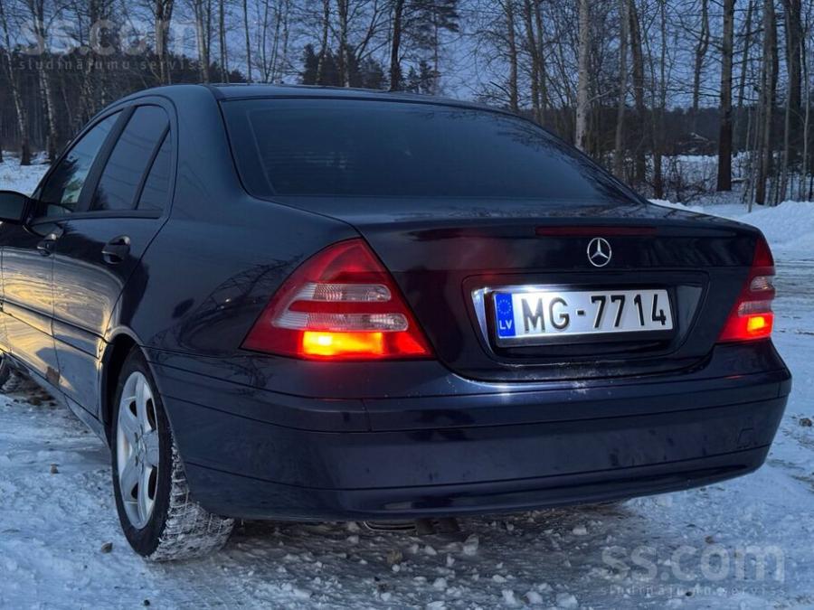 Zils Mercedes-Benz C 180 2001 Rīga, ar dzinēja tilpumu 2.00 L un nobraukumu 207 tūkst. km par 2000 €, foto 2 vietnē AUTOMOTO.COM.LV