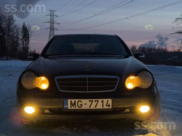 Zils Mercedes-Benz C 180 2001 Rīga, ar dzinēja tilpumu 2.00 L un nobraukumu 207 tūkst. km par 2000 €, foto 3 vietnē AUTOMOTO.COM.LV