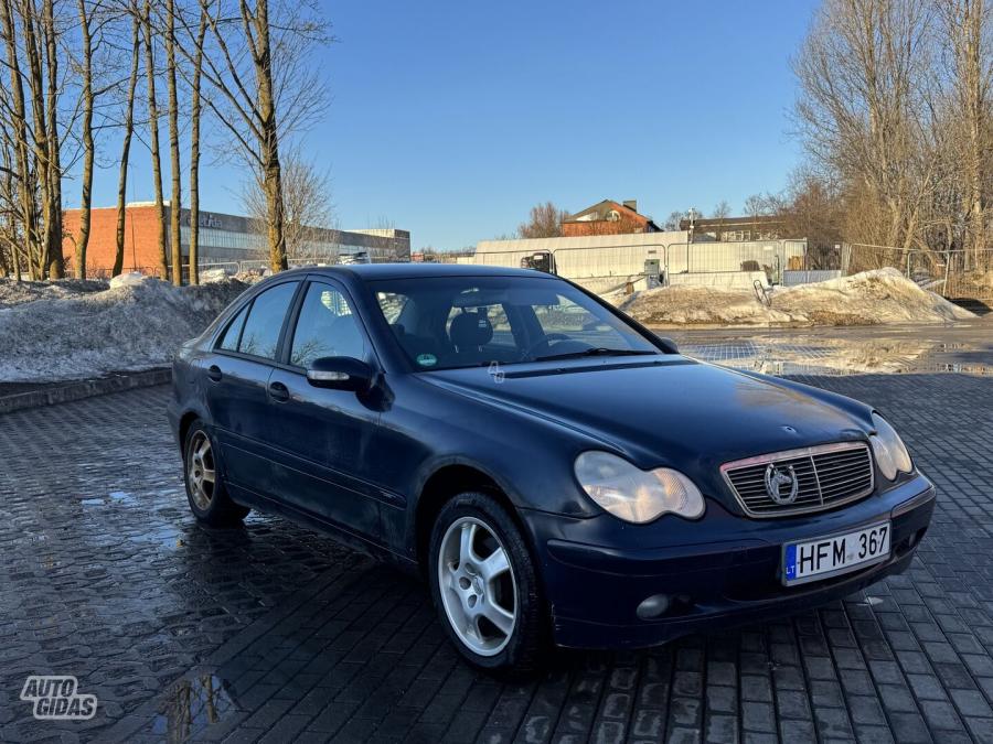 Blue Mercedes-Benz C 180 2002 in Siauliai, with an engine capacity of 1.80 L and mileage of 515 thousand km for 900 €, photo 1 on AUTOMOTO.COM.LV