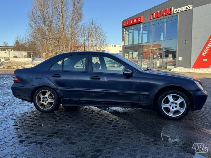 Blue Mercedes-Benz C 180 2002 in Siauliai, with an engine capacity of 1.80 L and mileage of 515 thousand km for 900 €, photo 2 on AUTOMOTO.COM.LV