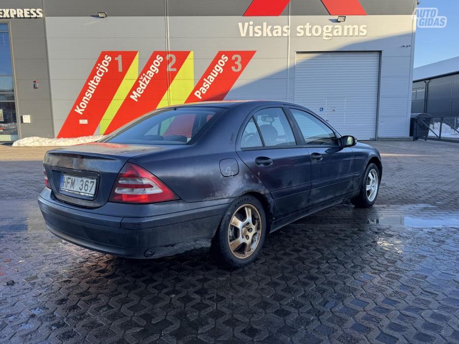 Blue Mercedes-Benz C 180 2002 in Siauliai, with an engine capacity of 1.80 L and mileage of 515 thousand km for 900 €, photo 3 on AUTOMOTO.COM.LV