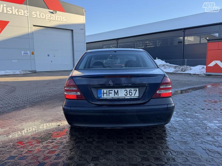 Blue Mercedes-Benz C 180 2002 in Siauliai, with an engine capacity of 1.80 L and mileage of 515 thousand km for 900 €, photo 4 on AUTOMOTO.COM.LV