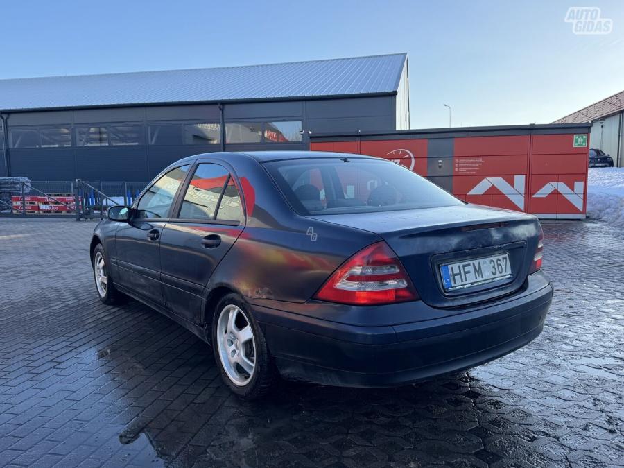 Blue Mercedes-Benz C 180 2002 in Siauliai, with an engine capacity of 1.80 L and mileage of 515 thousand km for 900 €, photo 5 on AUTOMOTO.COM.LV