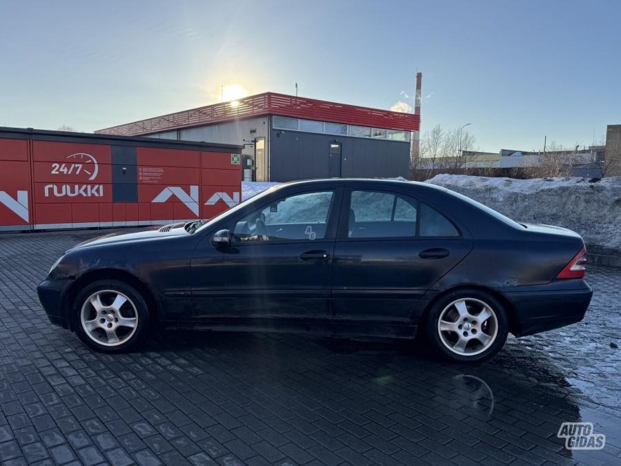 Blue Mercedes-Benz C 180 2002 in Siauliai, with an engine capacity of 1.80 L and mileage of 515 thousand km for 900 €, photo 6 on AUTOMOTO.COM.LV