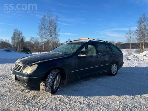 Blue Mercedes-Benz C 180 2001 in Cesis, with an engine capacity of 2.00 L and mileage of 345 thousand km for 1000 €, photo 1 on AUTOMOTO.COM.LV
