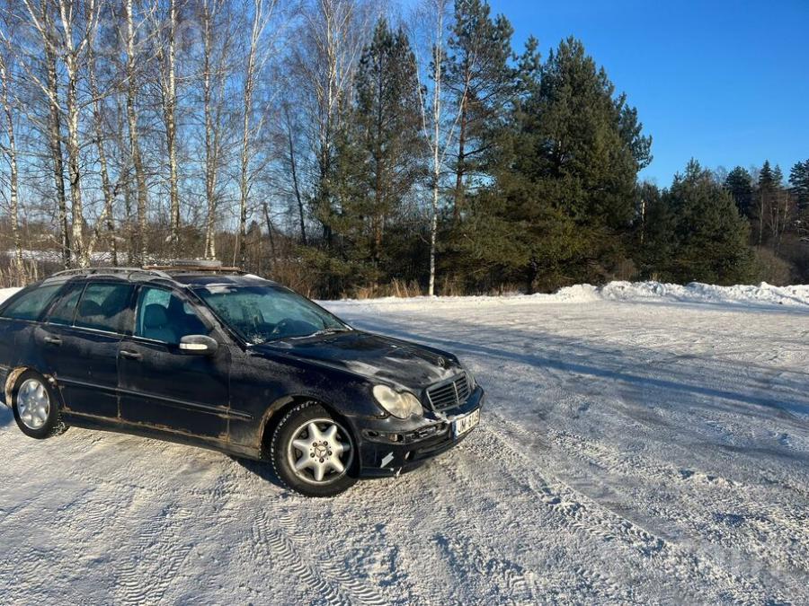 Синий Мерседес Ц 180 2001 в Цесис, объемом двигателя 2.00 л и пробегом 345 тыс. км за 1000 €, фото 2 на AUTOMOTO.COM.LV
