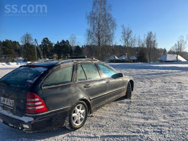 Blue Mercedes-Benz C 180 2001 in Cesis, with an engine capacity of 2.00 L and mileage of 345 thousand km for 1000 €, photo 4 on AUTOMOTO.COM.LV