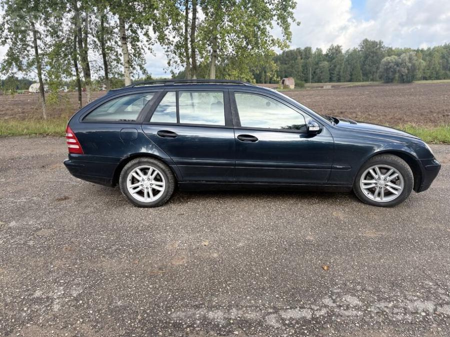 Blue Mercedes-Benz C 180 2003 in Gulbene, with an engine capacity of 1.80 L and mileage of 296 thousand km for 1850 €, photo 4 on AUTOMOTO.COM.LV