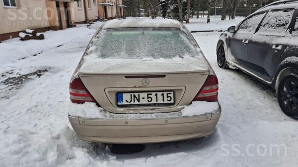 Brown Mercedes-Benz C 180 2004 in Limbazi, with an engine capacity of 1.80 L and mileage of 225 thousand km for 990 €, photo 2 on AUTOMOTO.COM.LV