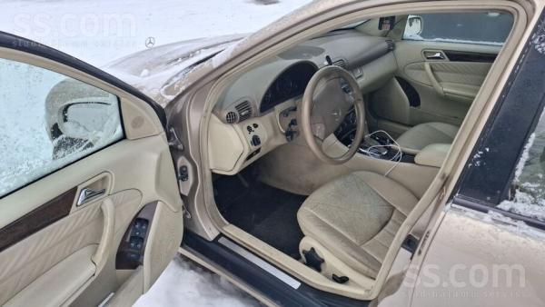 Brown Mercedes-Benz C 180 2004 in Limbazi, with an engine capacity of 1.80 L and mileage of 225 thousand km for 990 €, photo 5 on AUTOMOTO.COM.LV