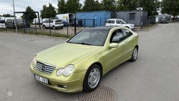 Green Mercedes-Benz C 180 2001 in Alytus, with an engine capacity of 2.00 L and mileage of 212 thousand km for 750 €, photo 1 on AUTOMOTO.COM.LV